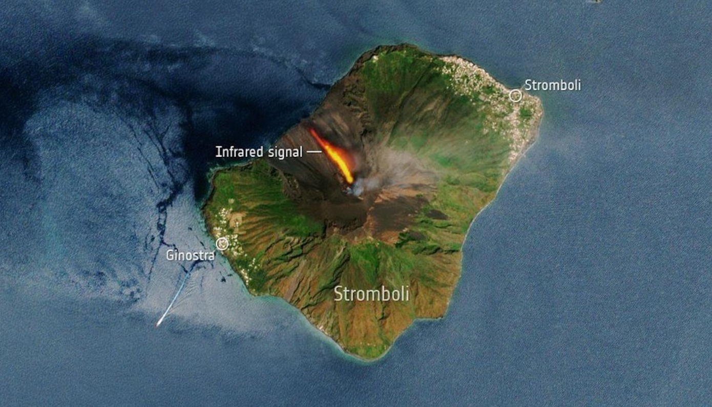 Stromboli, l'eruzione vista dallo spazio