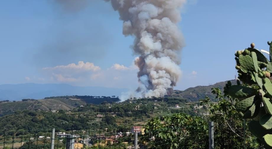 Messina, vasto incendio in zona Nord: bruciano le colline fra Castanea ...