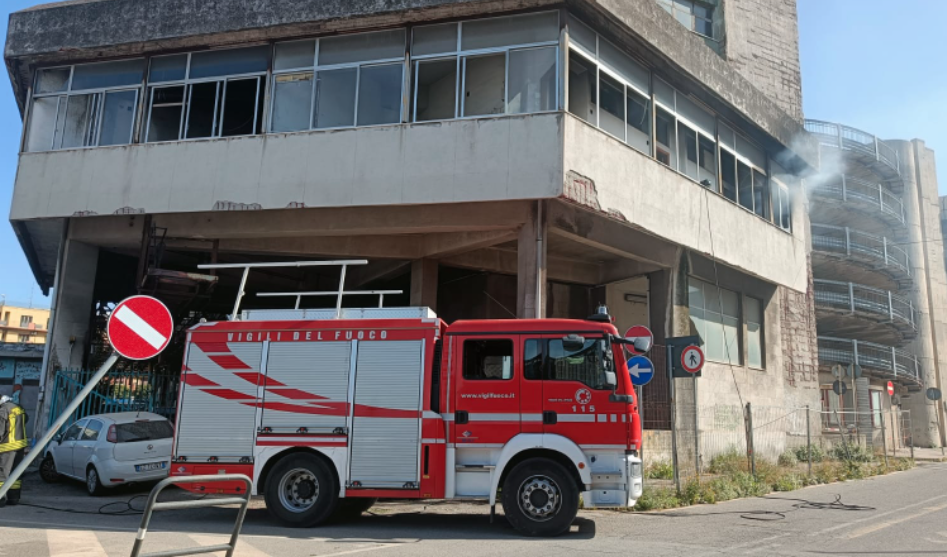 Incendio in una palazzina abbandonata vicino al parcheggio Cavallotti Incendio in una palazzina abbandonata vicino al parcheggio Cavallotti