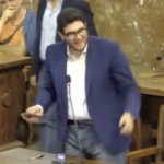 L'escalation in consiglio comunale: Dario Carbone allontanato dall'aula