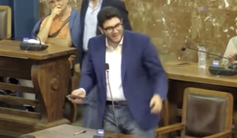 L'escalation in consiglio comunale: Dario Carbone allontanato dall'aula