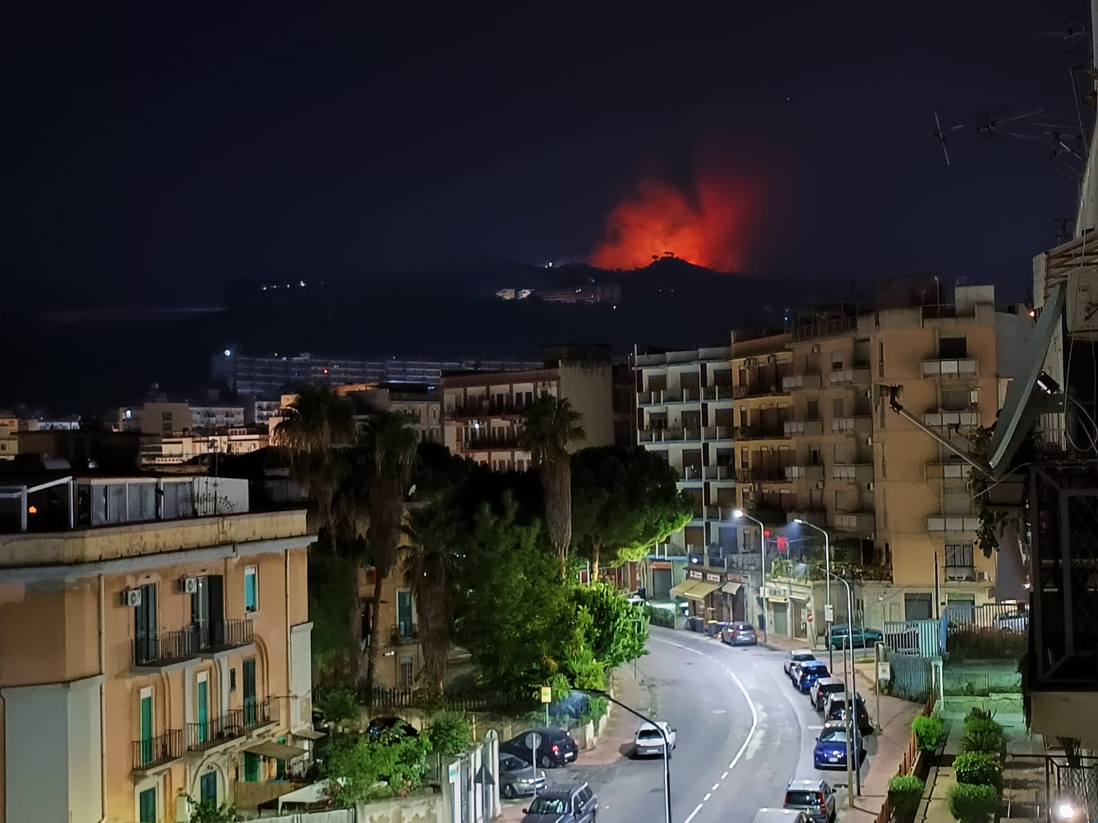 Messina, vasto incendio sui Colli Sanrizzo