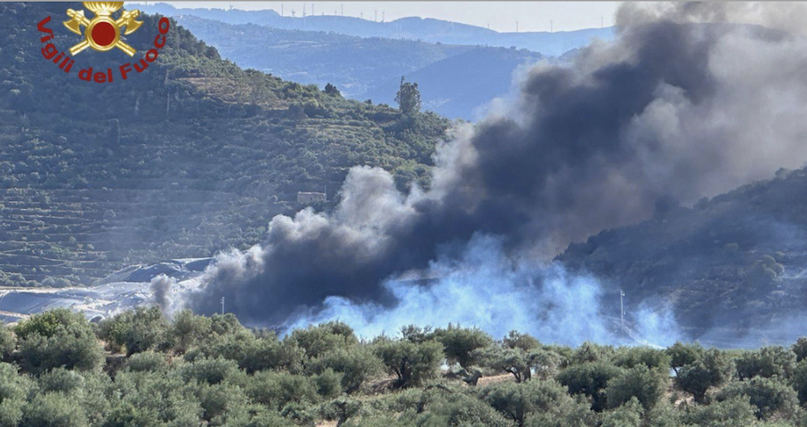 Incendio alla discarica di Mazzarrà sant'Andrea Incendio alla discarica di Mazzarrà sant'Andrea